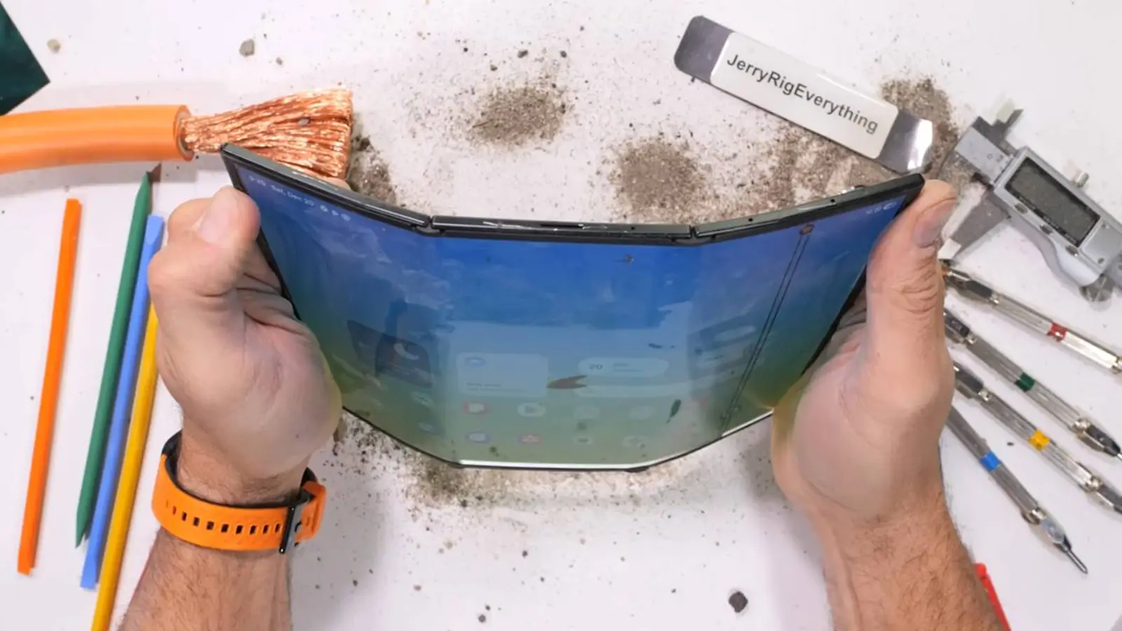 Galaxy Z TriFold fails bend test in durability video